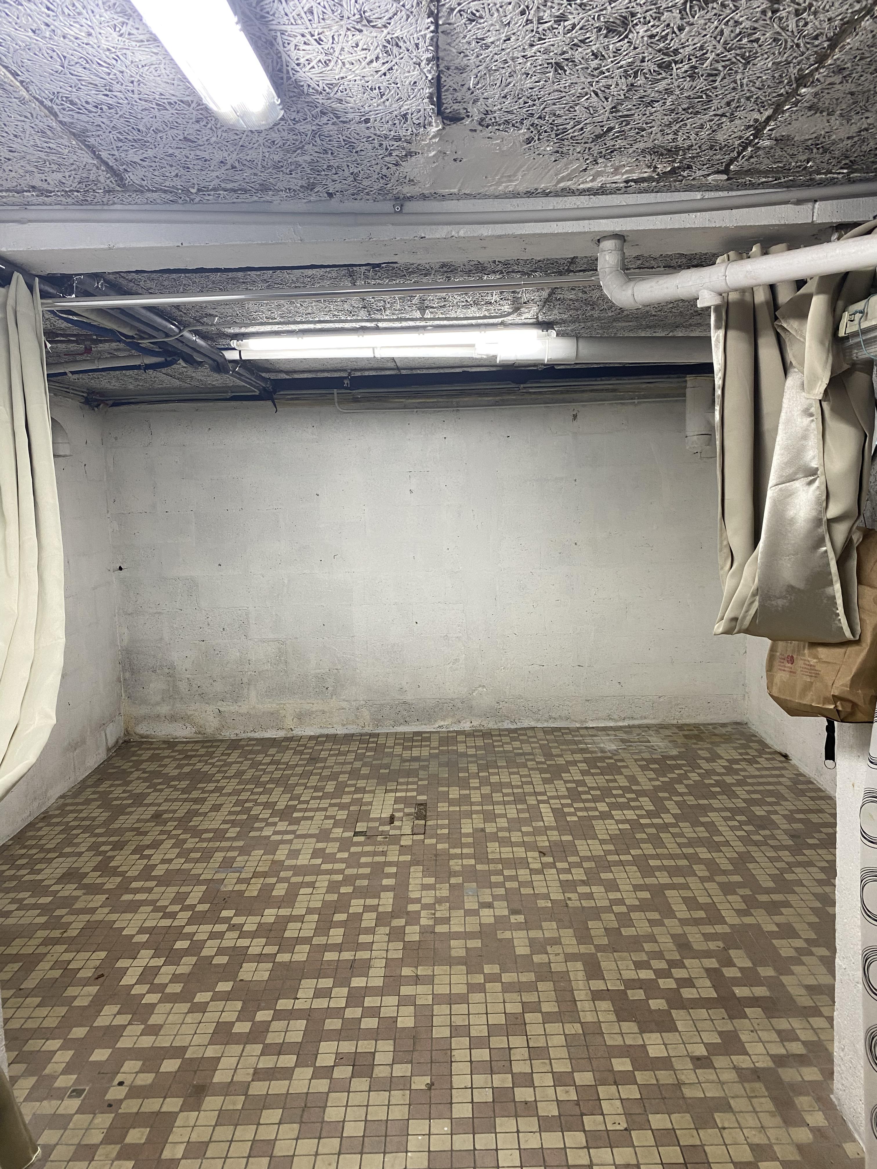 Location d’une pièce dans garage de 12m2. - Argenteuil - 95100 - 12 m²