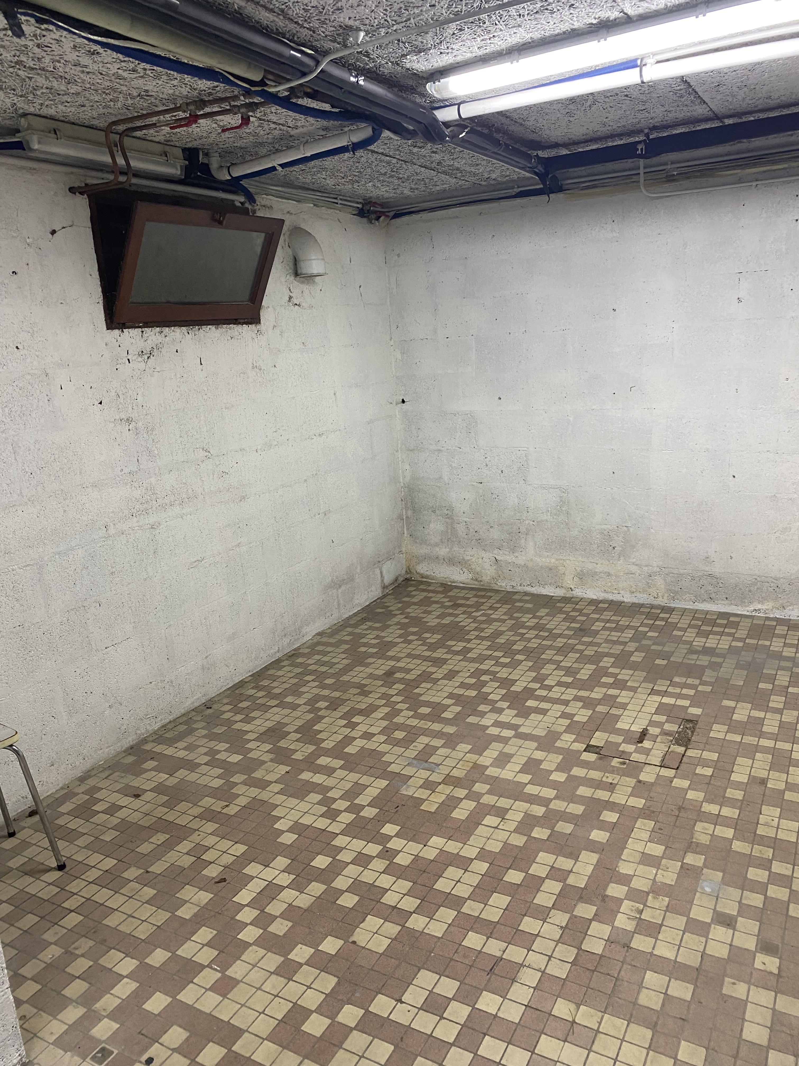 Location d’une pièce dans garage de 12m2. - Argenteuil - 95100 - 12 m²
