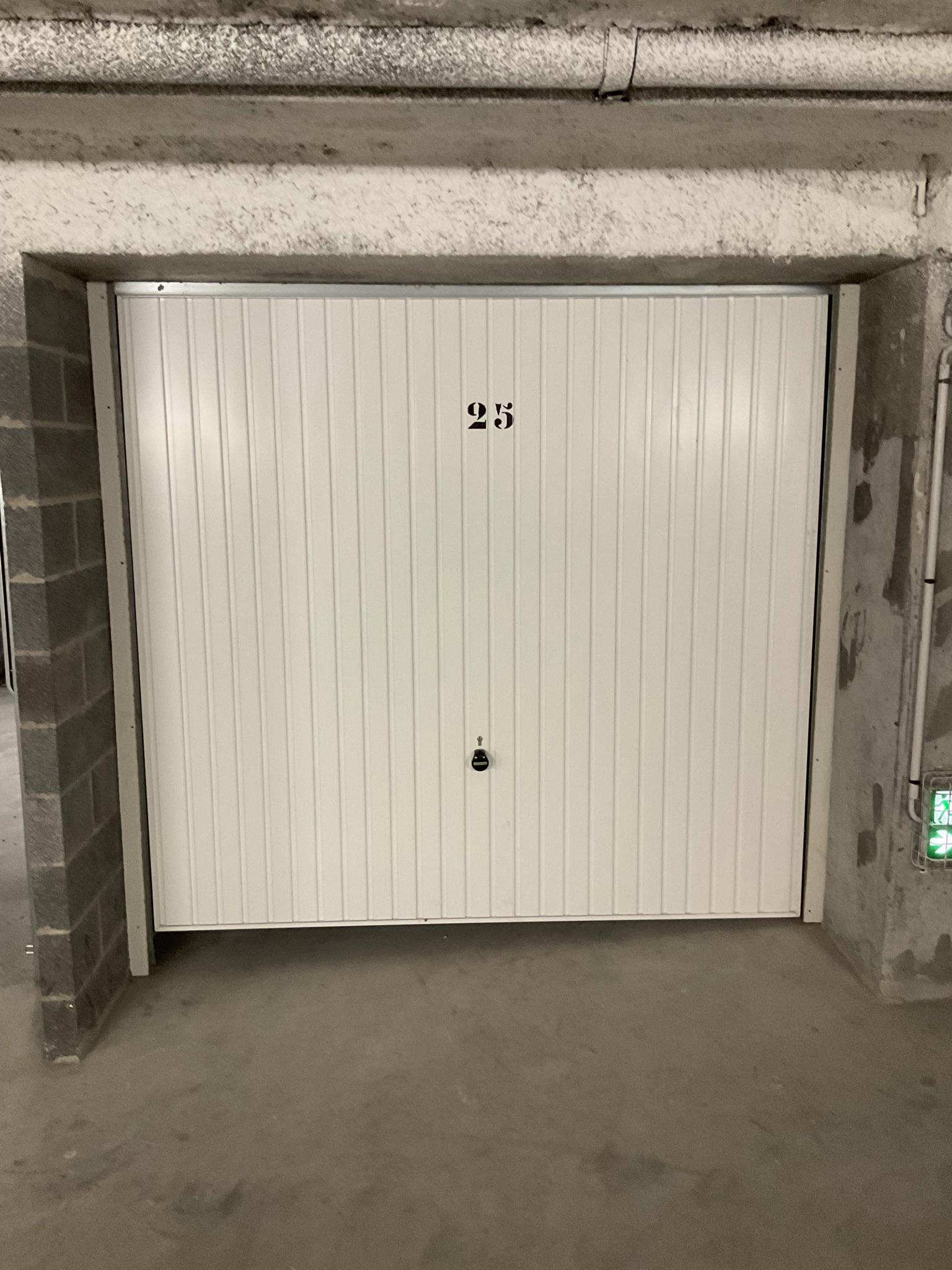 Box fermé / garage location - Croix - 59170 - 14 m²