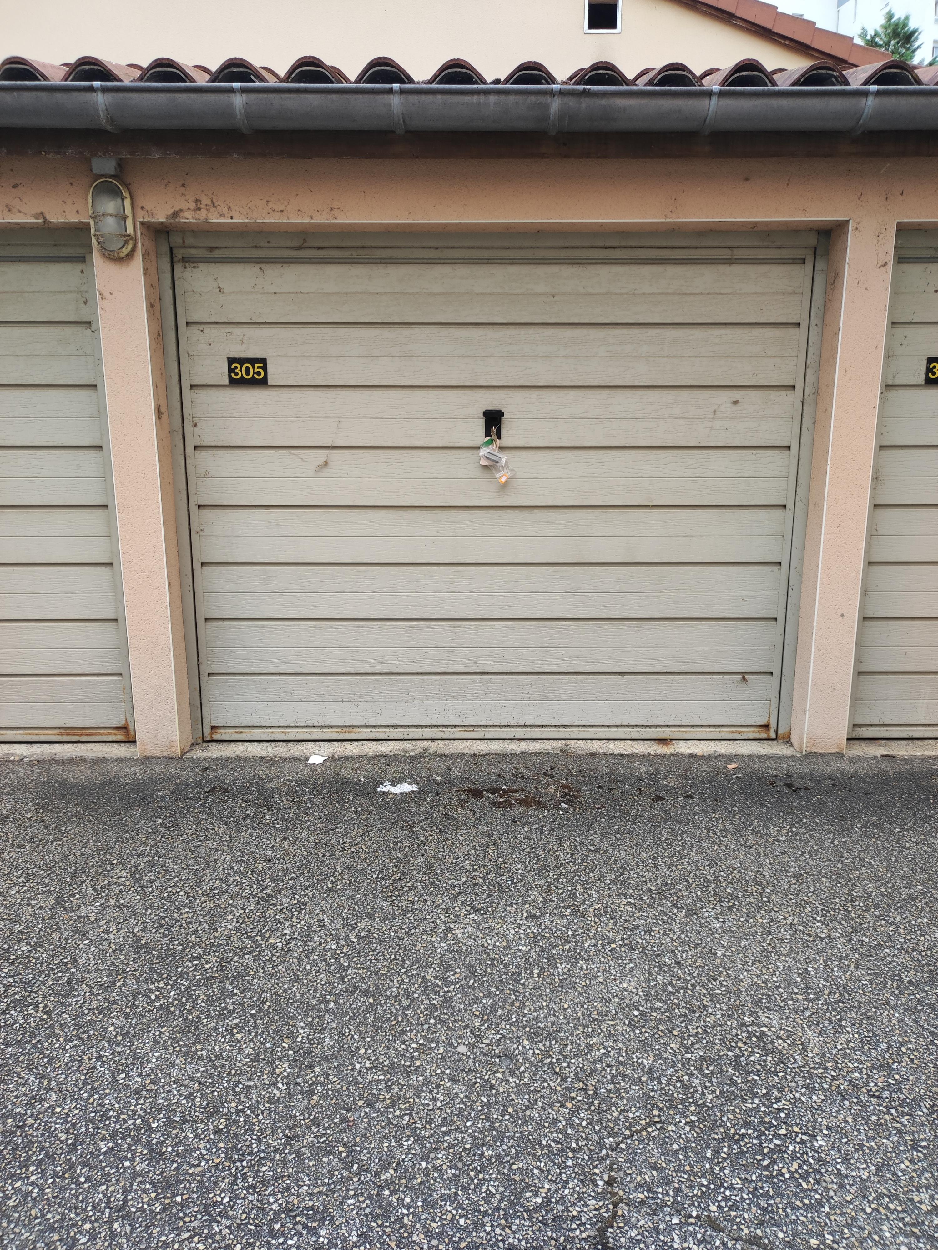 Garage fermé de 12m2 - Le Chambon-Feugerolles - 42500 - 12 m²