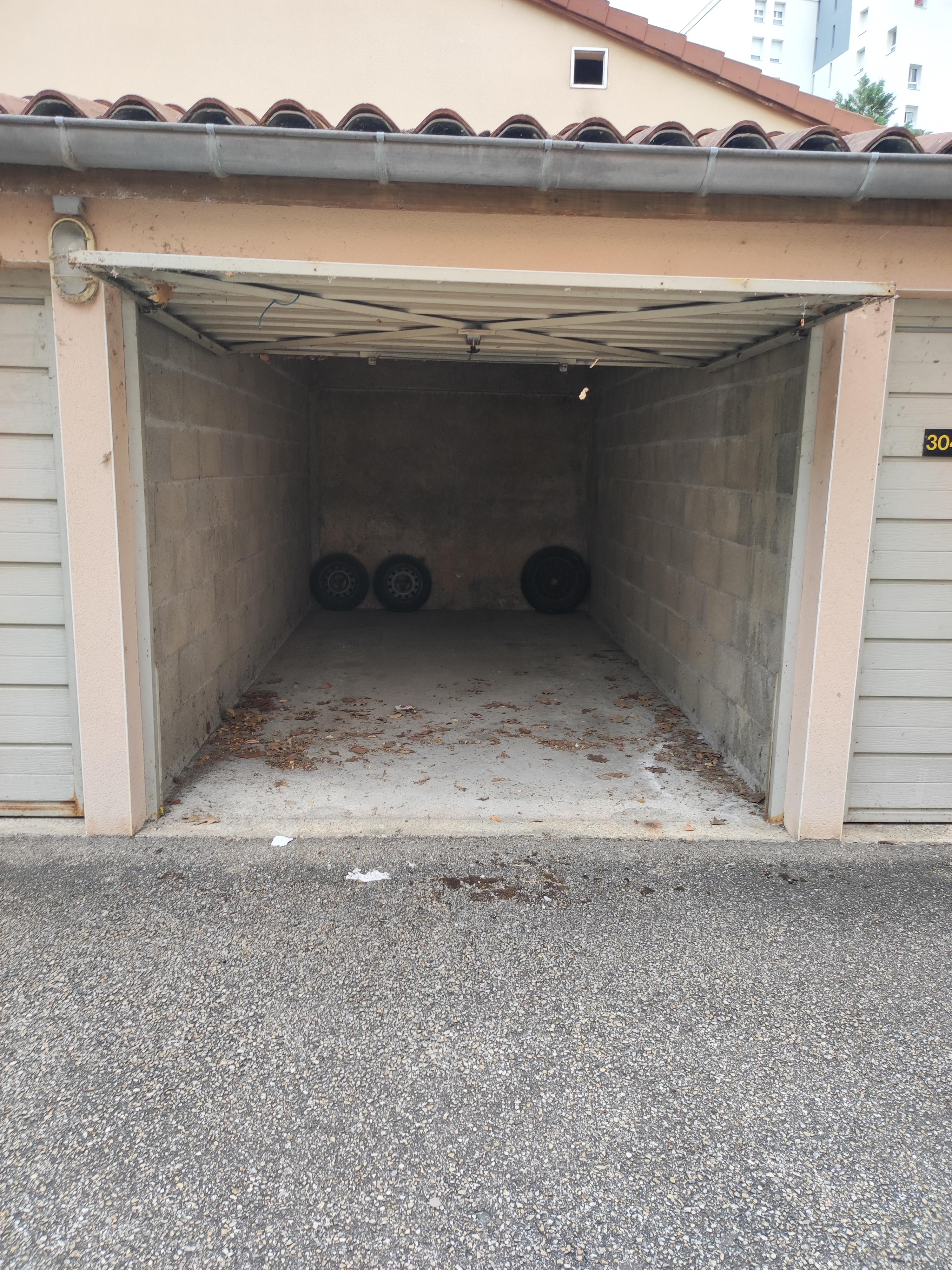 Garage fermé de 12m2 - Le Chambon-Feugerolles - 42500 - 12 m²