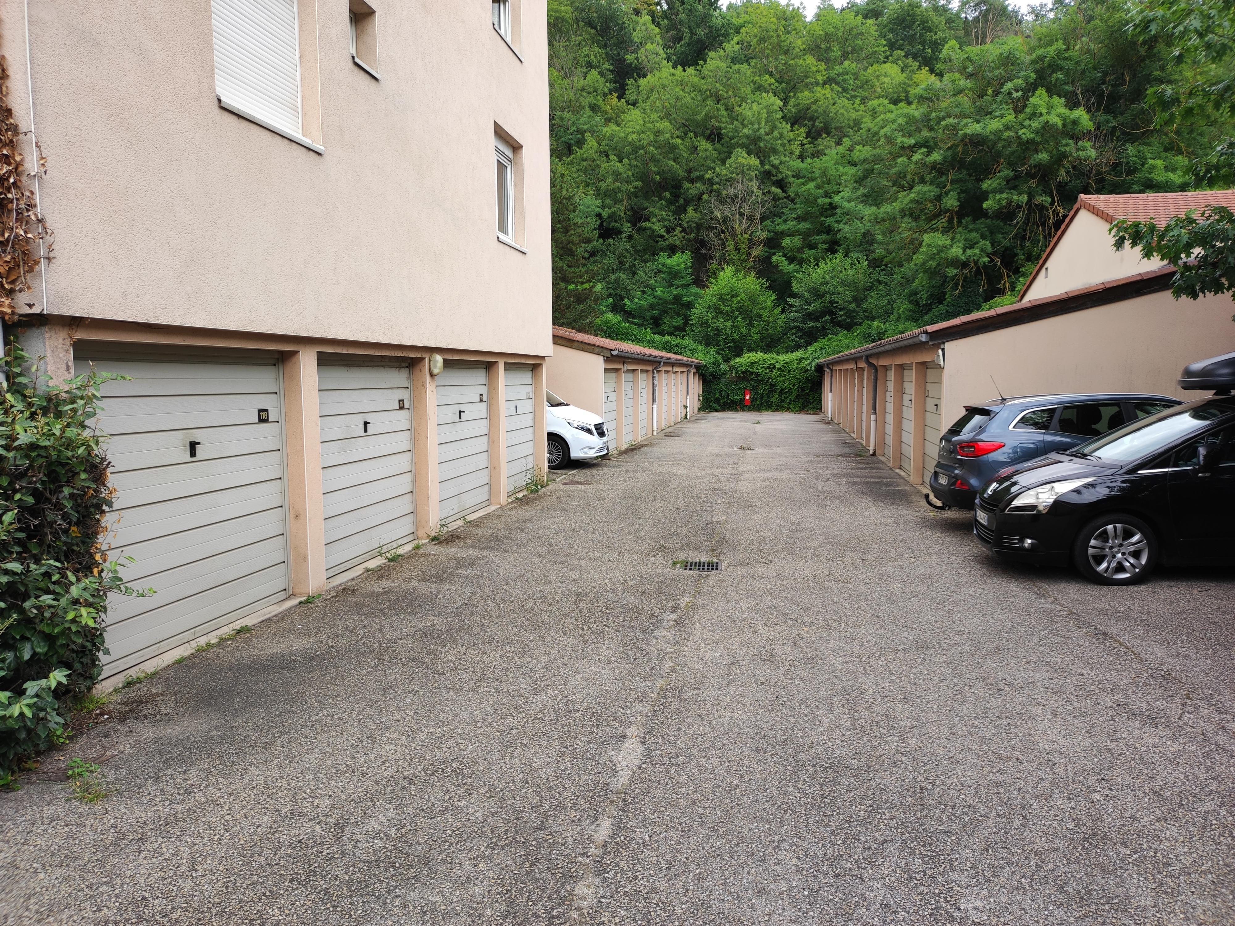 Garage fermé de 12m2 - Le Chambon-Feugerolles - 42500 - 12 m²