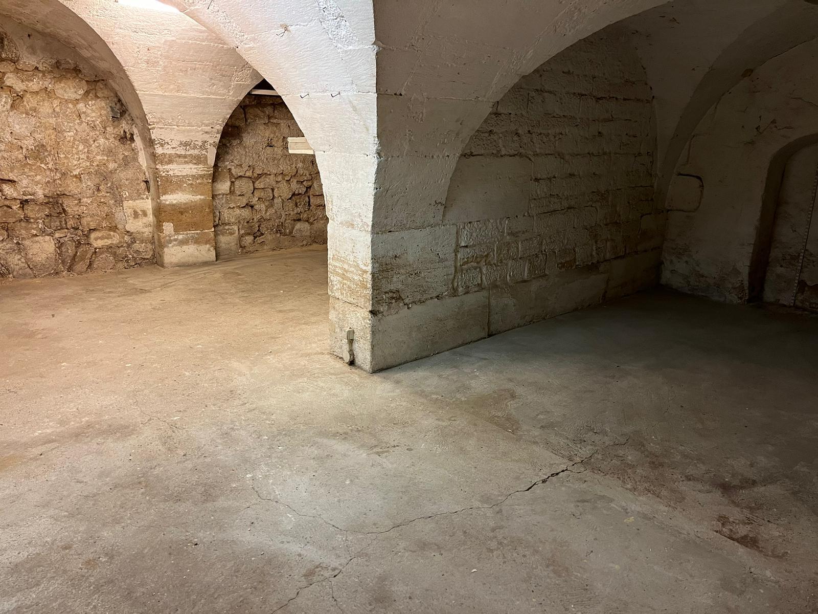 Très Grande Cave - 43 m2 - Paris - 75007 - 43 m²