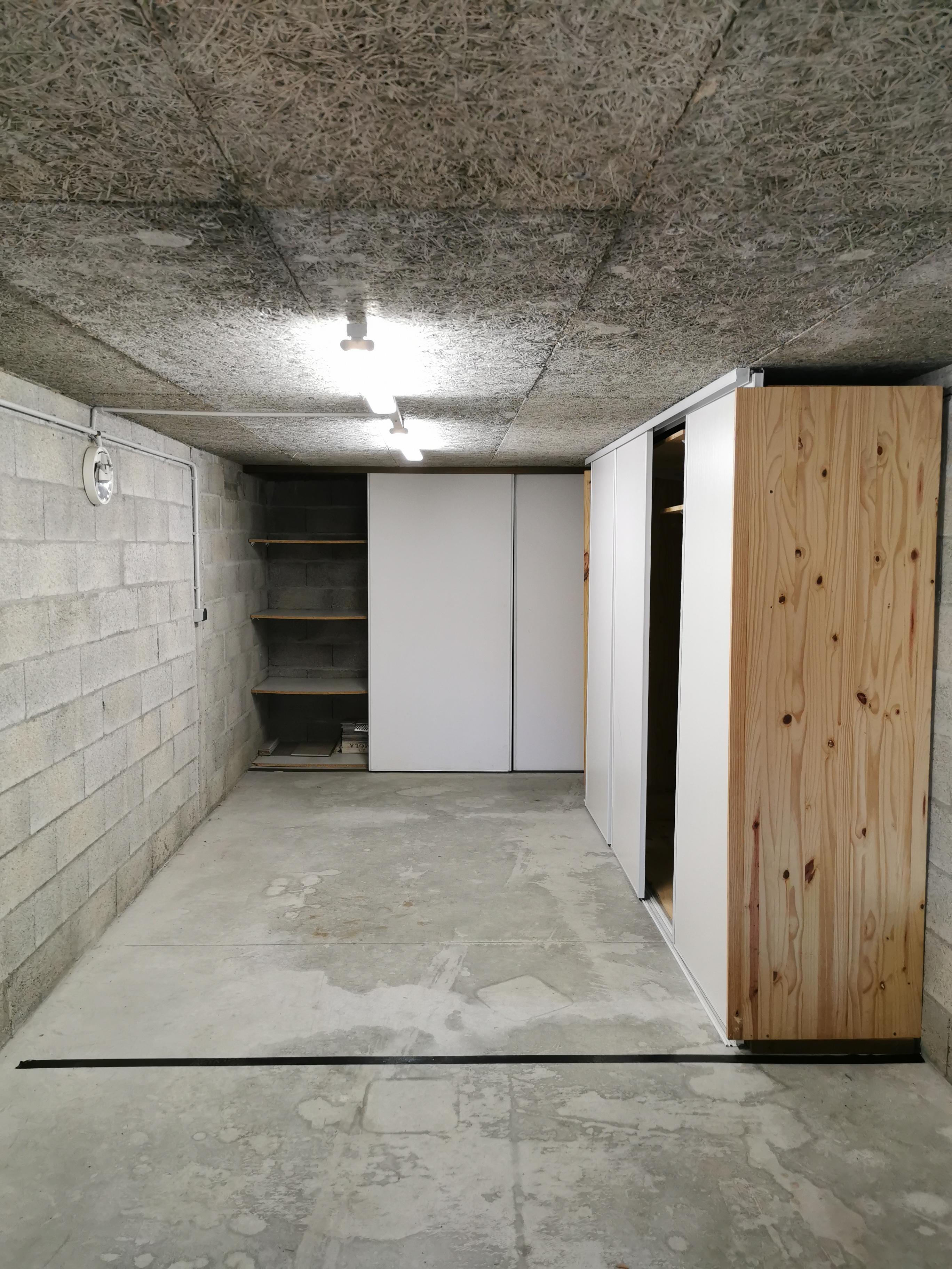 Espace de 15m2 dans garage de 30m2 isolé et équipé - Partagé avec le ...