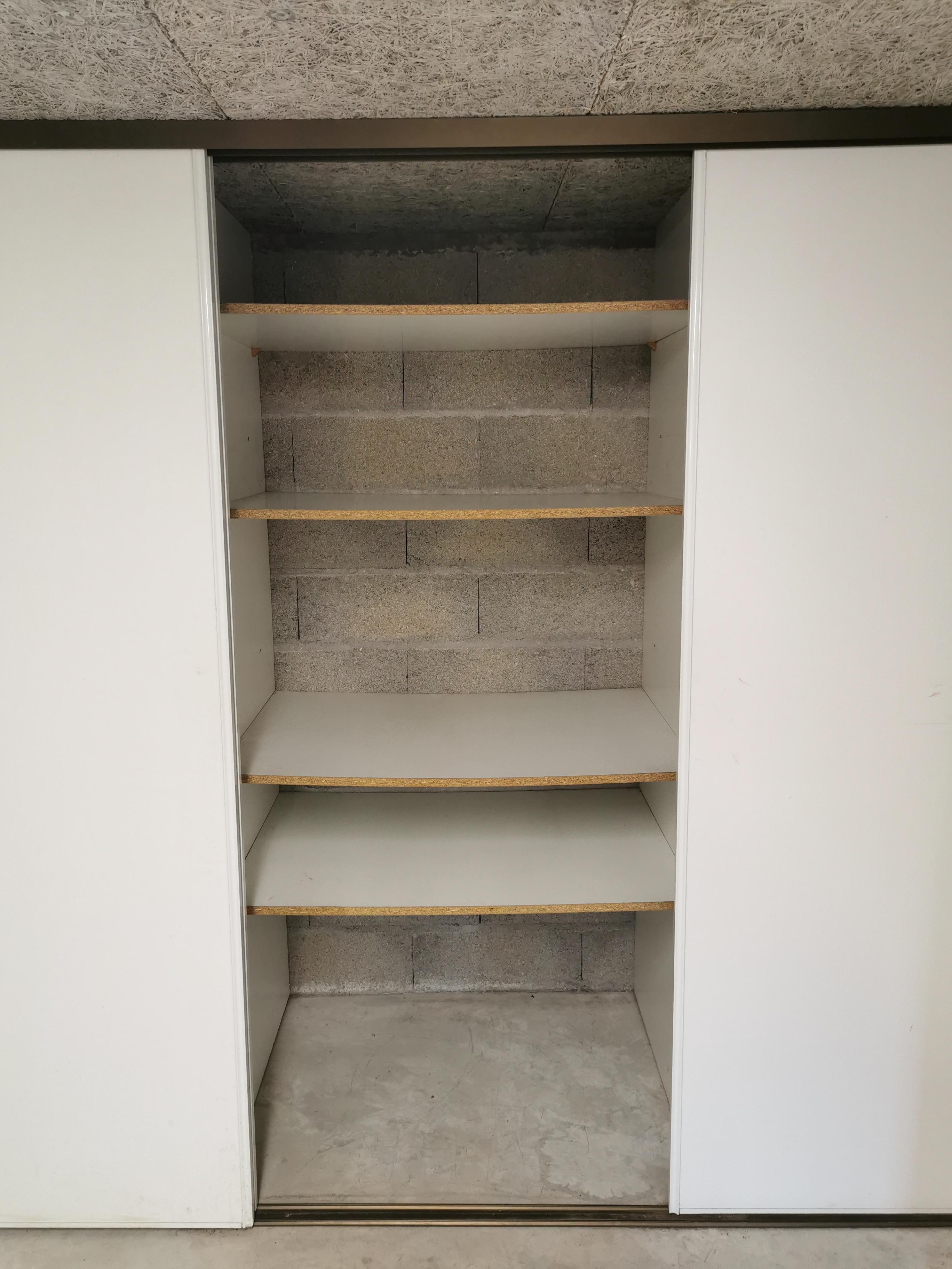 Espace de 15m2 dans garage de 30m2 isolé et équipé - Partagé avec le ...