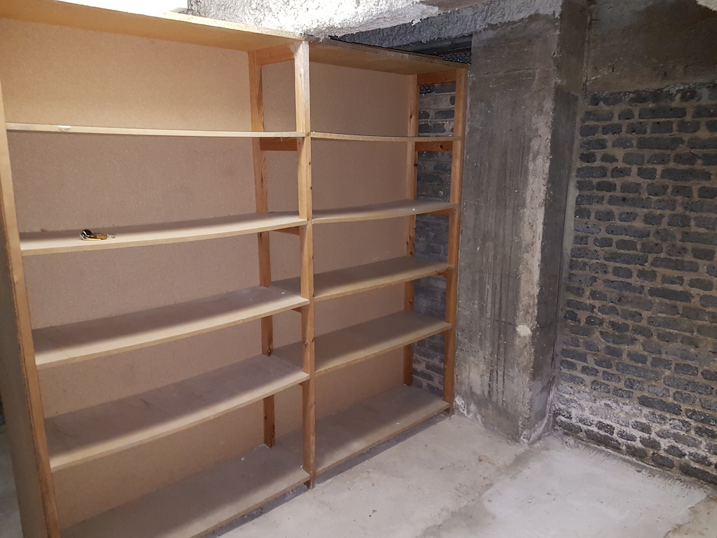 Cave de 10m2 sécurisée et bétonnée avec rayonnages - Paris - 75017 - 10 m²