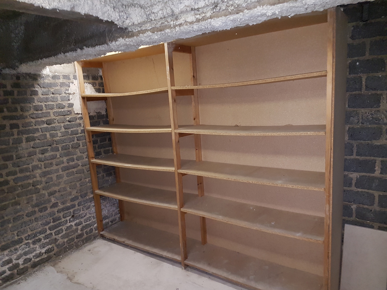Cave de 10m2 sécurisée et bétonnée avec rayonnages - Paris - 75017 - 10 m²